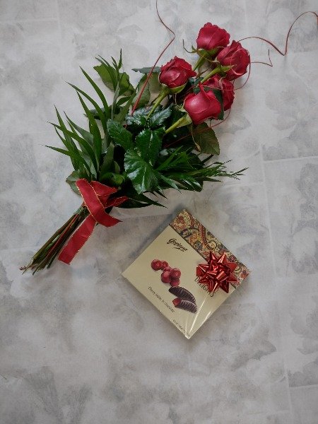 Lintumetsän kukkatalo - Kausituotteet - Ruusukimppu + suklaarasia